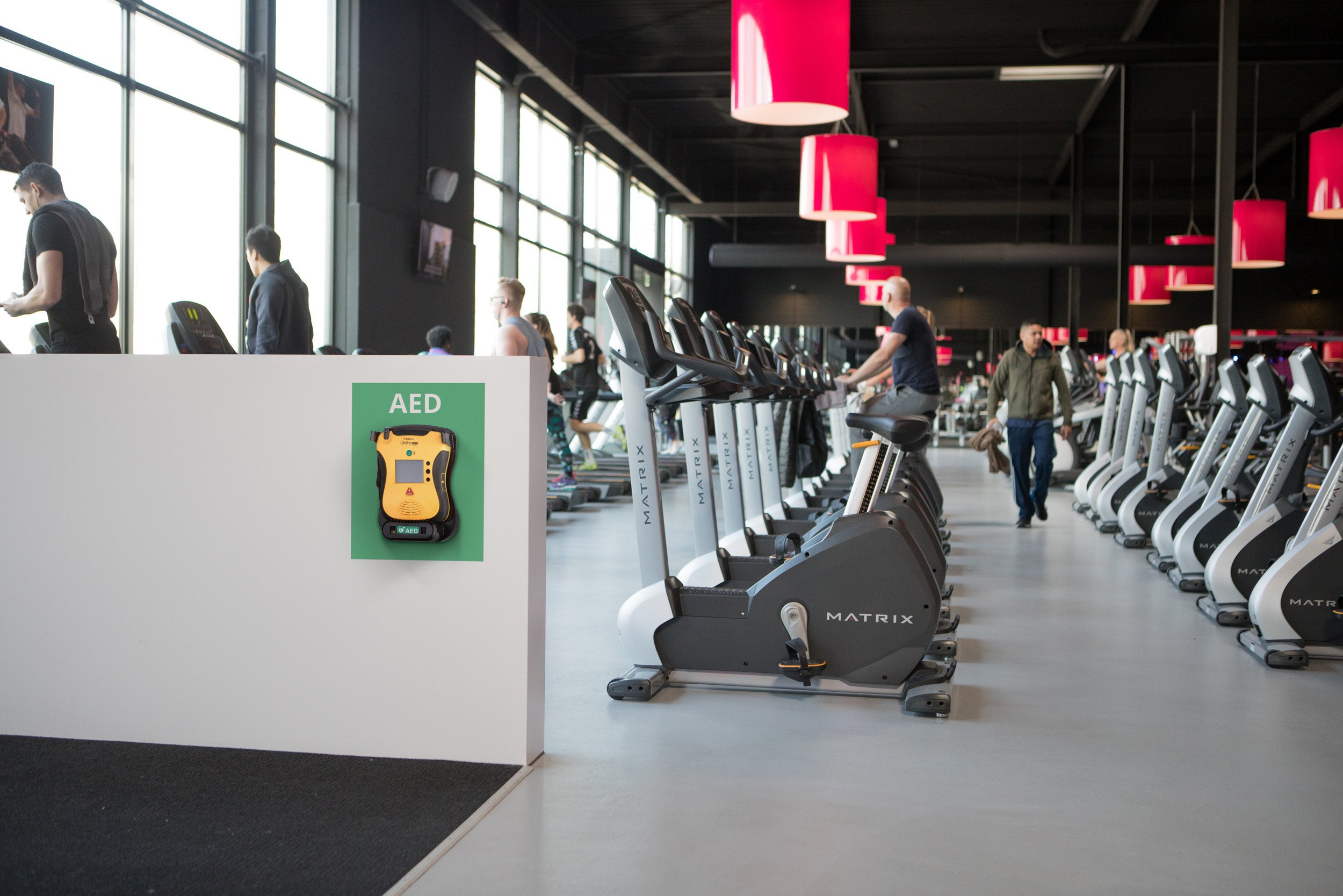 AED/ Defibrillator: Wichtige Infos für Ersthelfer & Betreiber